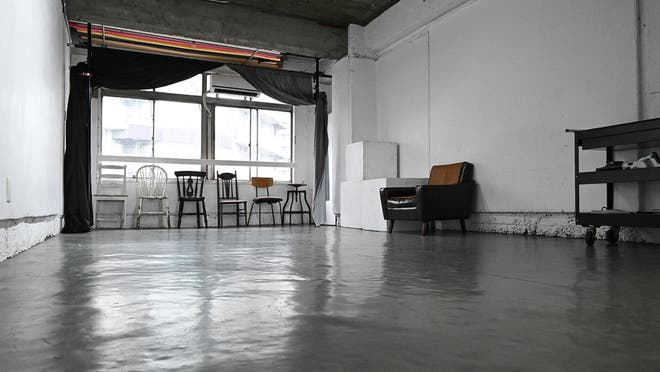 代々木ヴィンテージビル内の非現実的な白壁スタジオの写真2