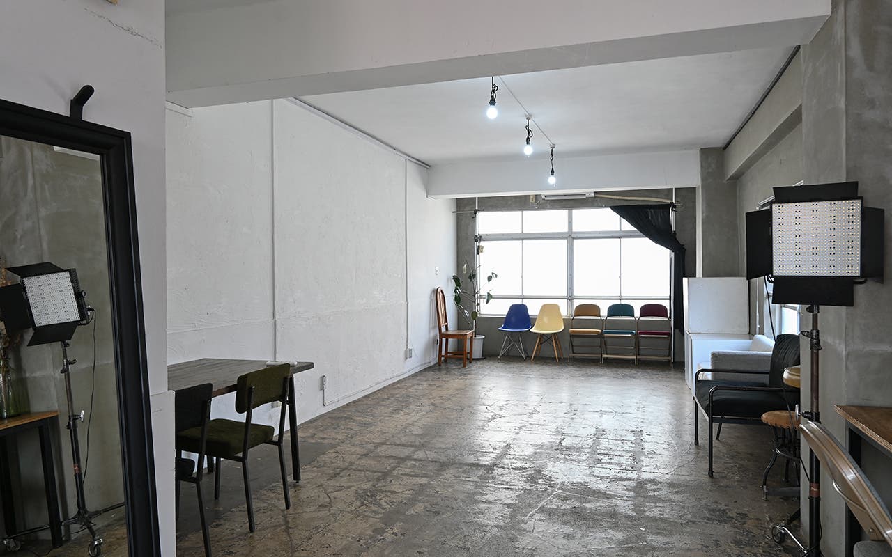 優しい自然光が入るヴィンテージビル内のインダストリアルな空間！LED＆ストロボなど無料で使える照明機材も充実！！の写真12