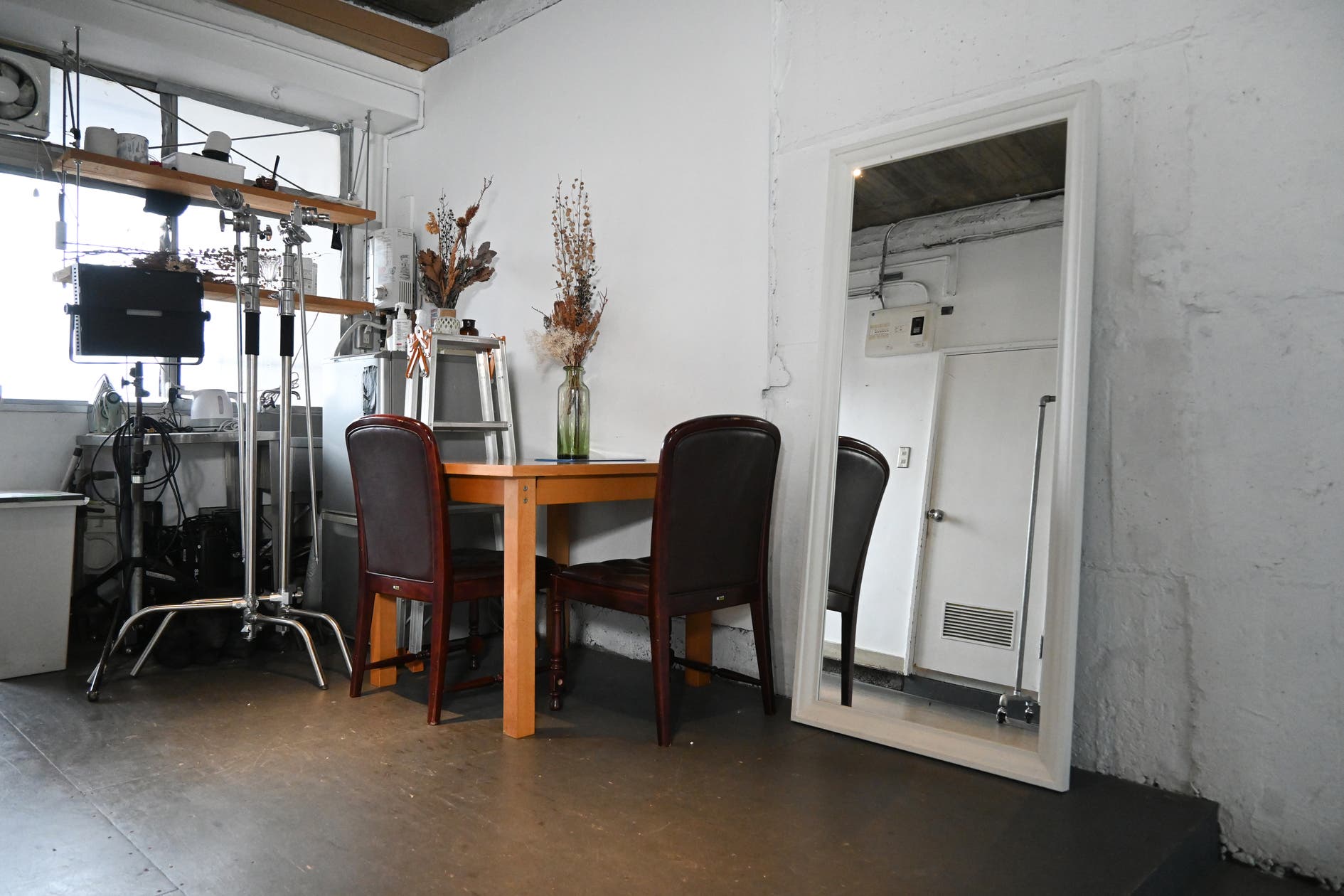 代々木ヴィンテージビル内の非現実的な白壁スタジオの写真17