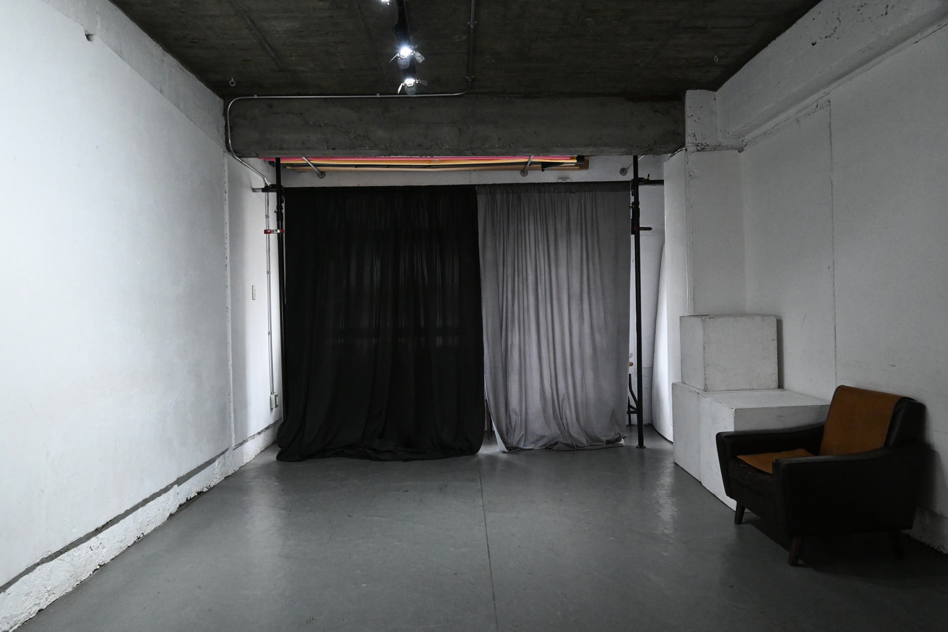 代々木ヴィンテージビル内の非現実的な白壁スタジオの写真21