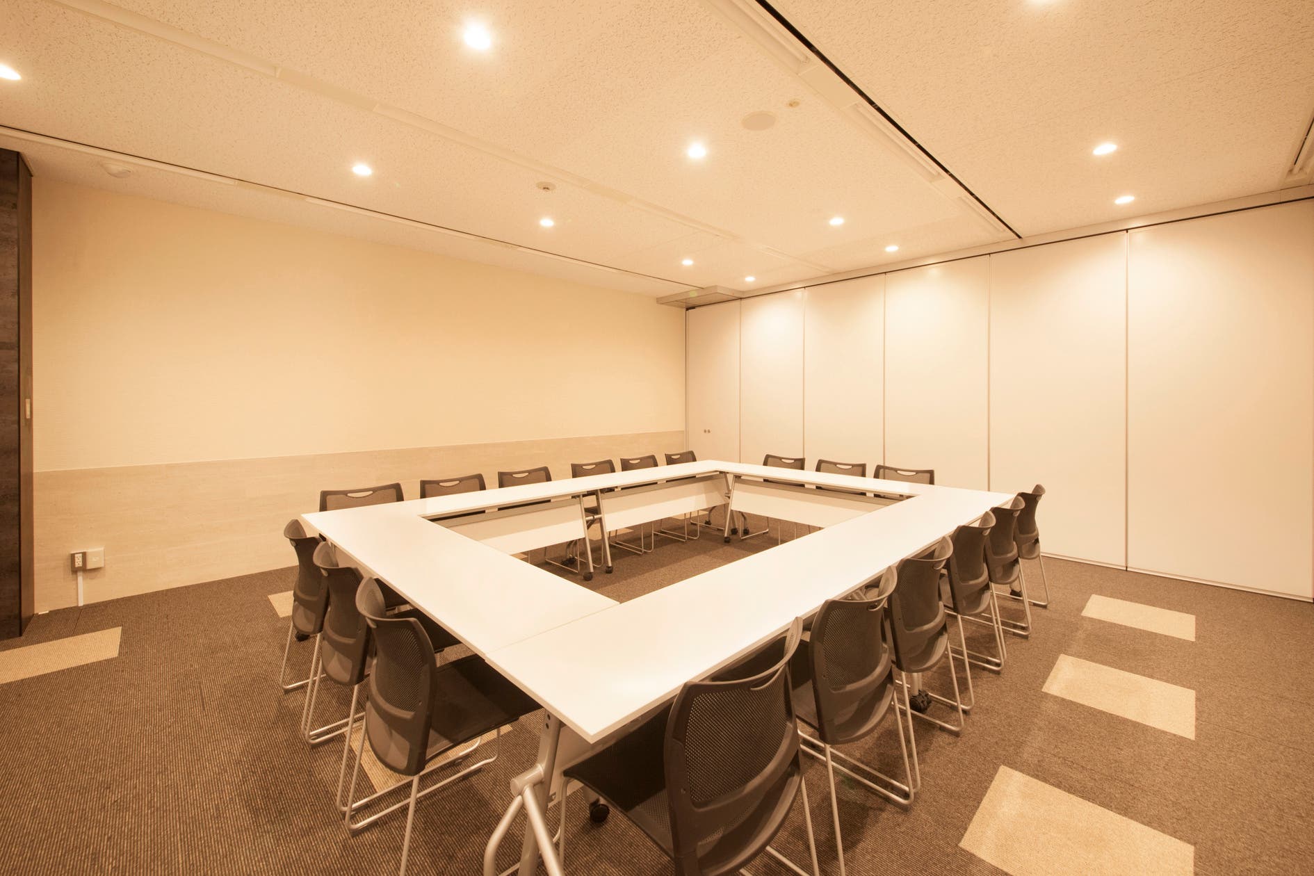 【リロの会議室　コンフォート新宿】RoomDの写真1