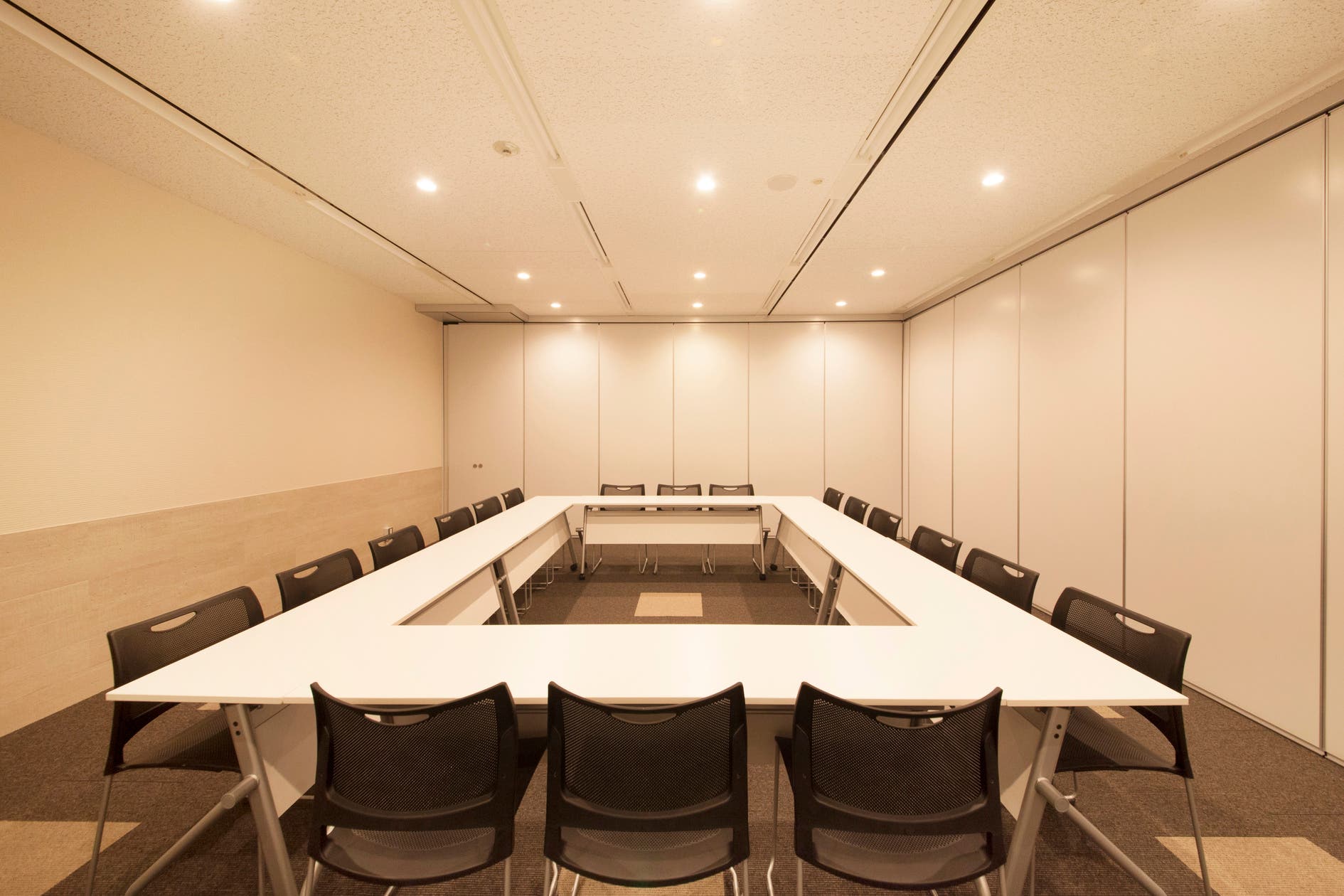 【リロの会議室　コンフォート新宿】RoomDの写真2