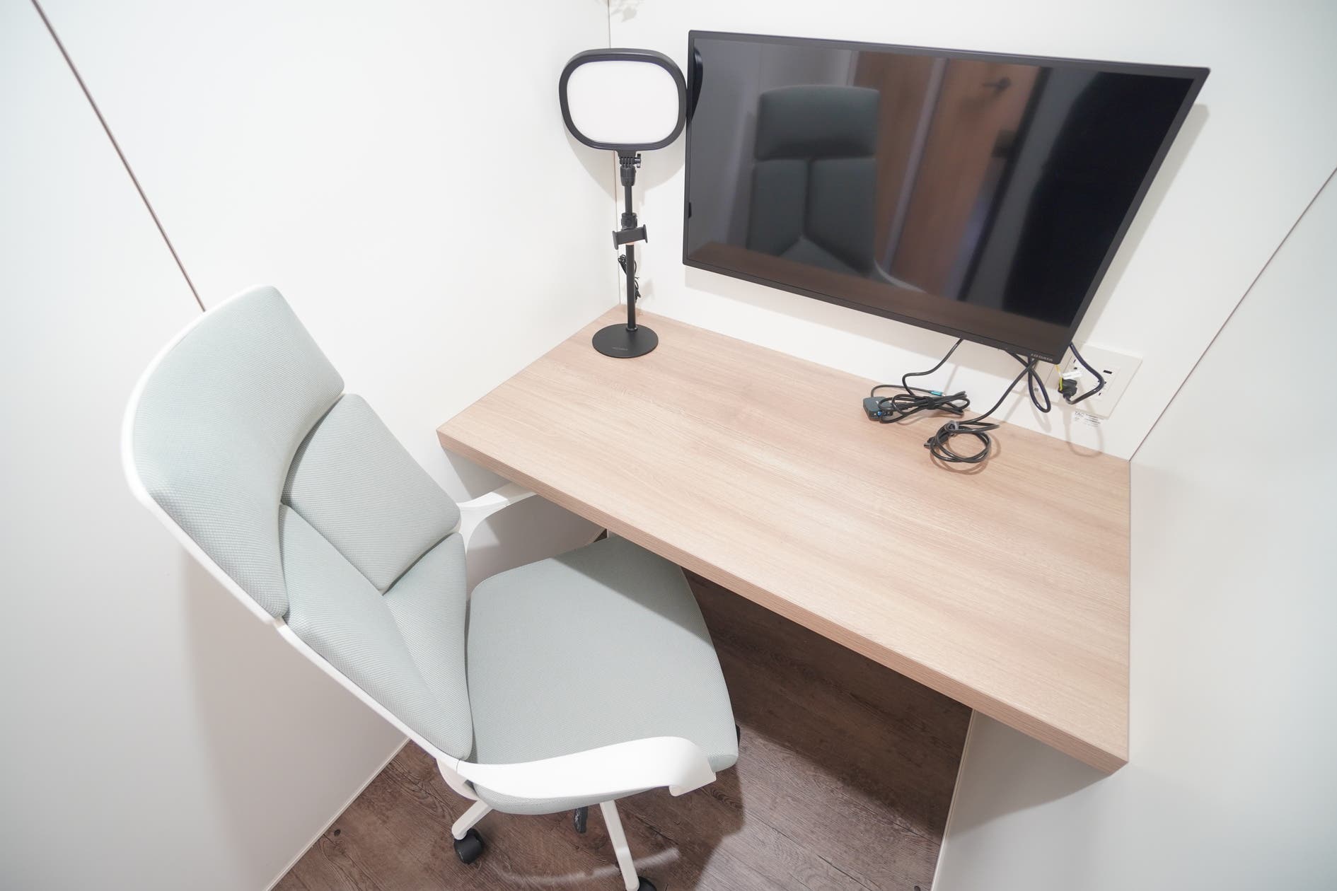 ＜PRIME BOOTH名古屋駅太閤通口No.5（ラージ）＞名古屋駅４分🚃個室🚪光Wi-Fi📶モニター🖥電源🔌テレワーク/面接の写真1