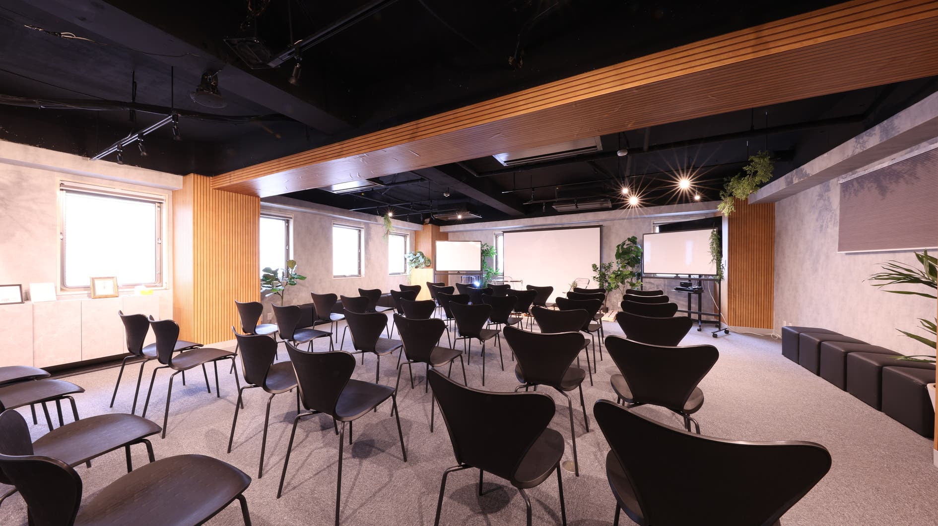 #エヌティGoburin【新宿三丁目】クリスマス🎄忘年会🤶駅徒歩2分/席数84立食90名飲食/120㌅画面/会議/セミナーの写真5