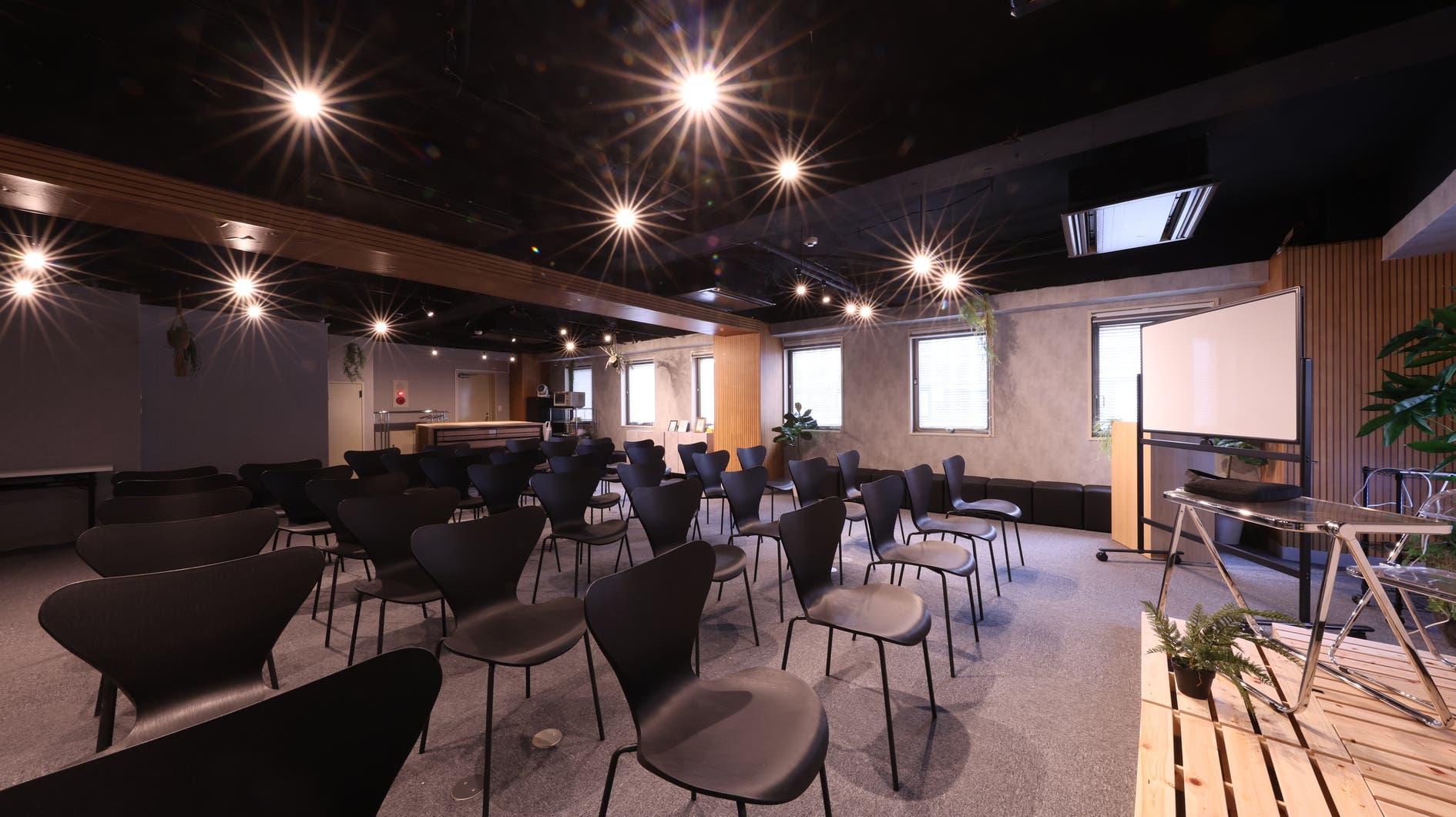 #エヌティGoburin【新宿三丁目】クリスマス🎄忘年会🤶駅徒歩2分/席数84立食90名飲食/120㌅画面/会議/セミナーの写真17