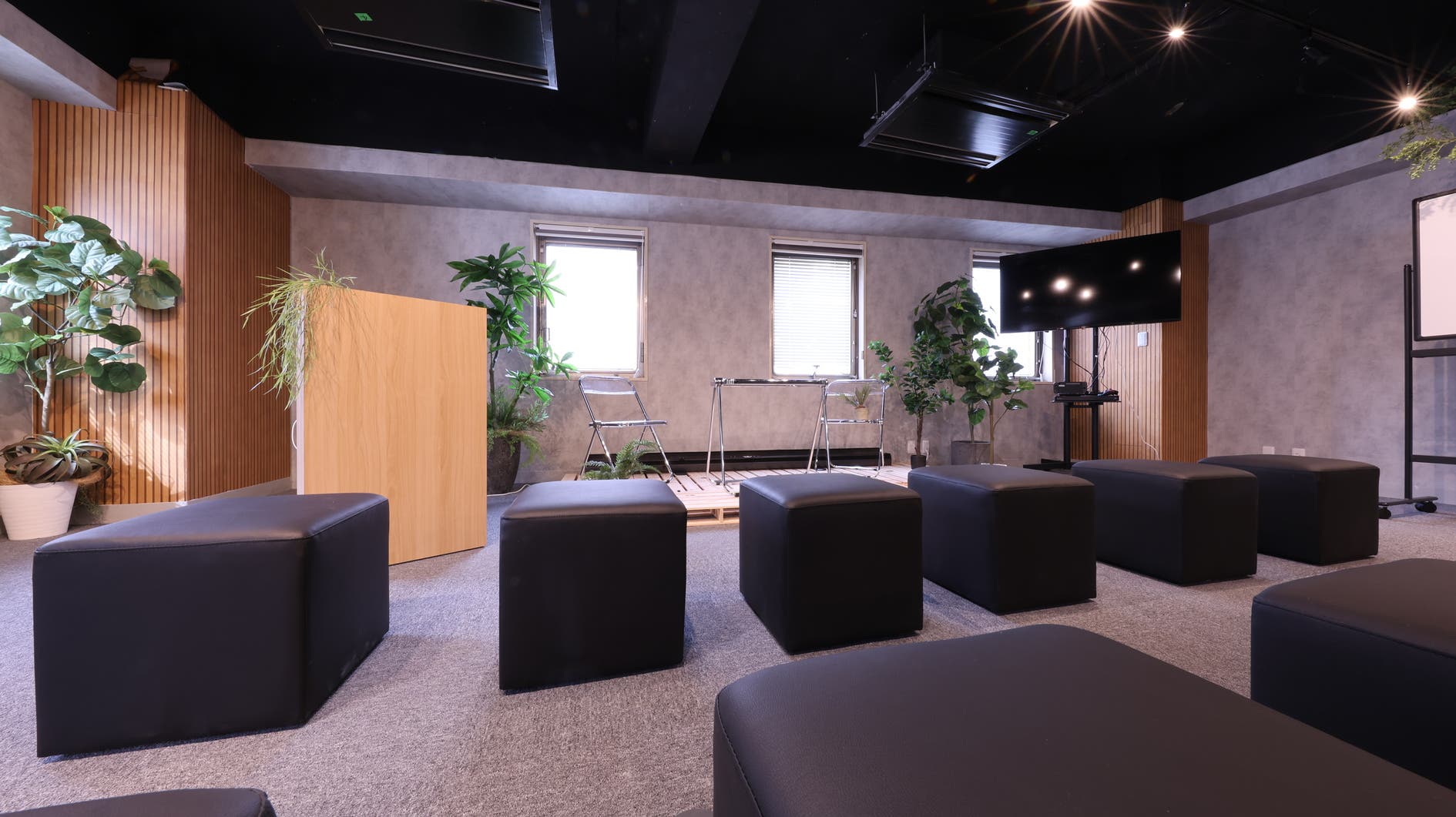 #エヌティGoburin【新宿三丁目】クリスマス🎄忘年会🤶駅徒歩2分/席数84立食90名飲食/120㌅画面/会議/セミナーの写真18