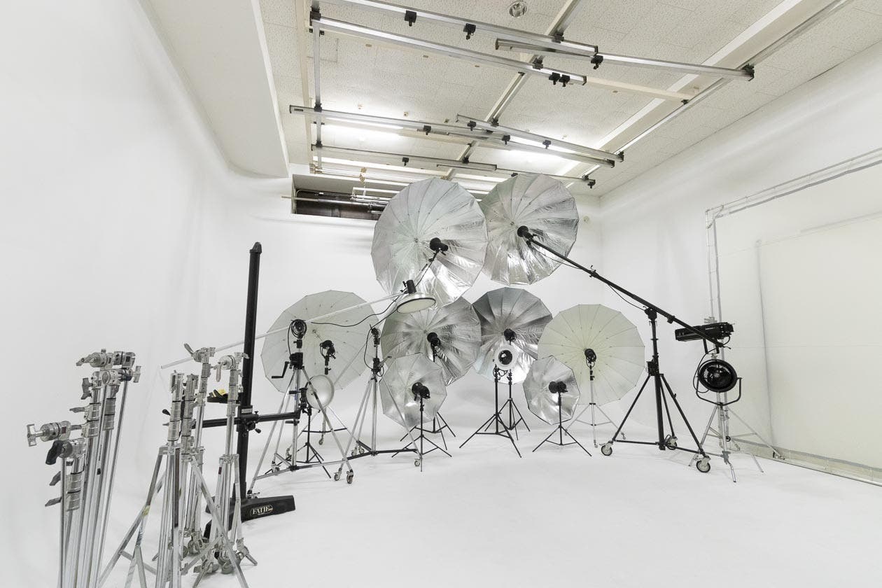 仙台駅から車で8分、薬師堂駅から徒歩14分。スタジオ内にベランダあり内部を撮影できます。撮影機材が使い放題の写真スタジオです。の写真3