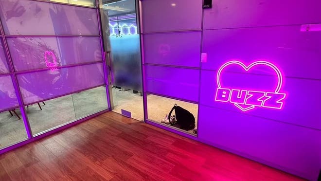 【BUZZ福岡本店】3stの写真1