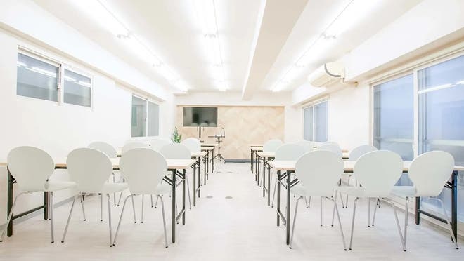 【五反田駅3分】限定価格🉐100㌅大型スクリーン/着席34名/会議/セミナー/教室/食事会/勉強会/ボドゲの写真1