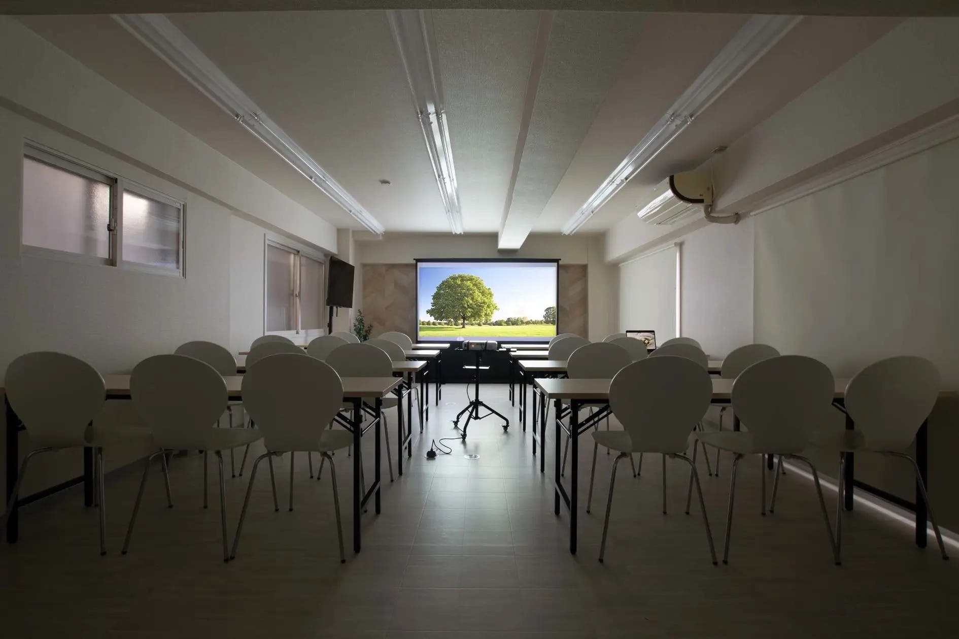 【五反田駅3分】限定価格🉐100㌅大型スクリーン/着席34名/会議/セミナー/教室/食事会/勉強会/ボドゲの写真5