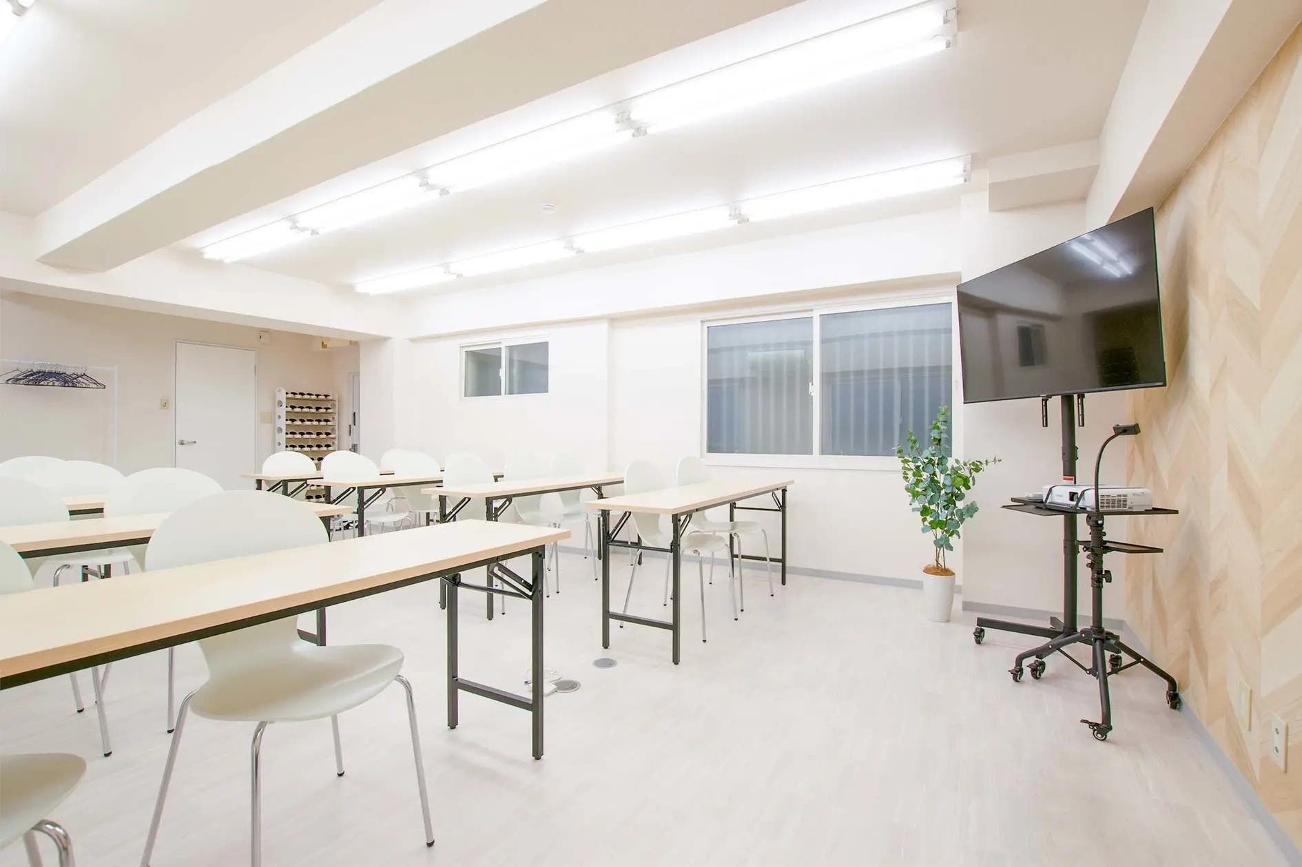 【五反田駅3分】限定価格🉐100㌅大型スクリーン/着席34名/会議/セミナー/教室/食事会/勉強会/ボドゲの写真6