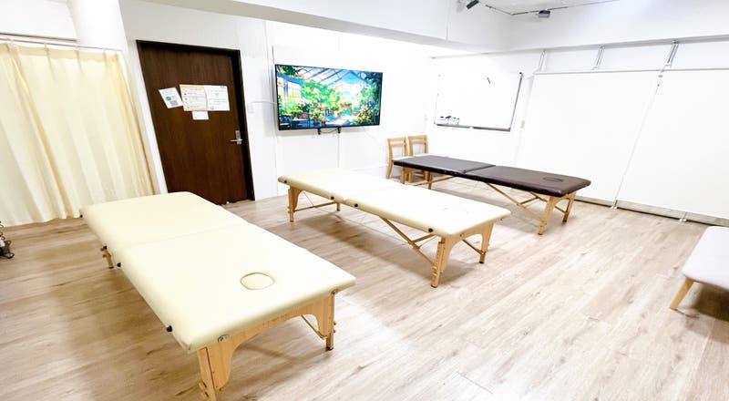 65型モニター⭐️エステベット3台設置⭐️壁一面ミラー&ヨガマット有⭐️スタジオやセミナーなどに最適なフリースペース⭐️