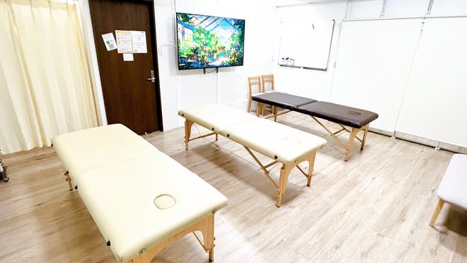 65型モニター⭐️エステベット3台設置⭐️壁一面ミラー&ヨガマット有⭐️スタジオやセミナーなどに最適なフリースペース⭐️の写真1