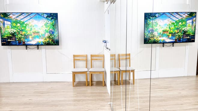 65型モニター⭐️エステベット3台設置⭐️壁一面ミラー&ヨガマット有⭐️スタジオやセミナーなどに最適なフリースペース⭐️の写真16