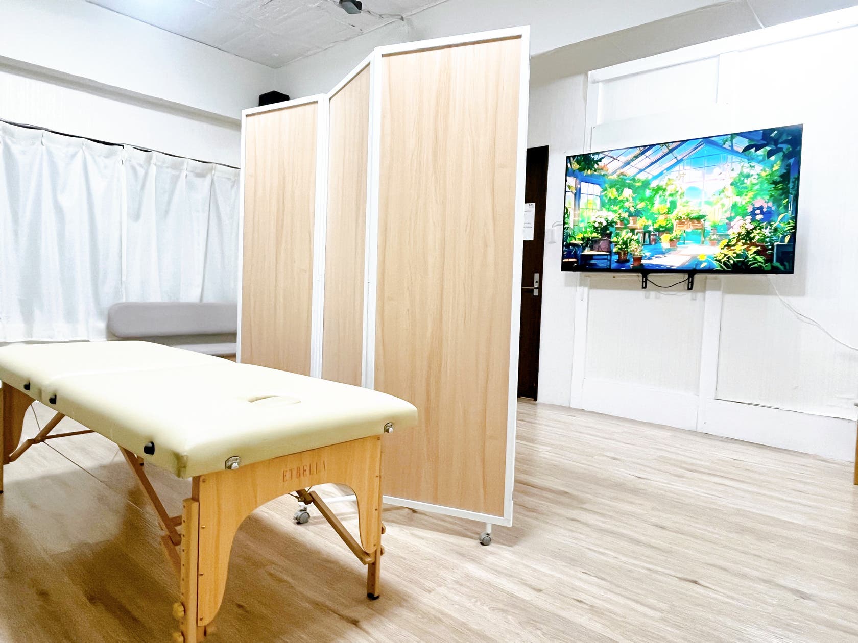 65型モニター⭐️エステベット3台設置⭐️壁一面ミラー&ヨガマット有⭐️スタジオやセミナーなどに最適なフリースペース⭐️の写真17
