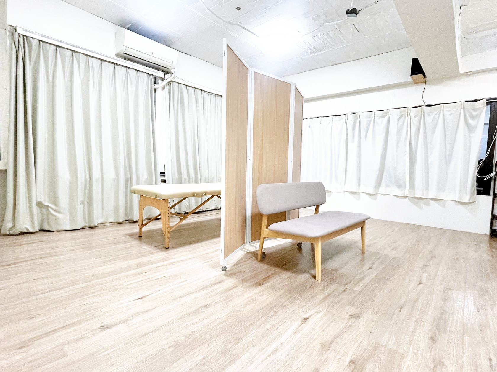 65型モニター⭐️エステベット3台設置⭐️壁一面ミラー&ヨガマット有⭐️スタジオやセミナーなどに最適なフリースペース⭐️の写真18