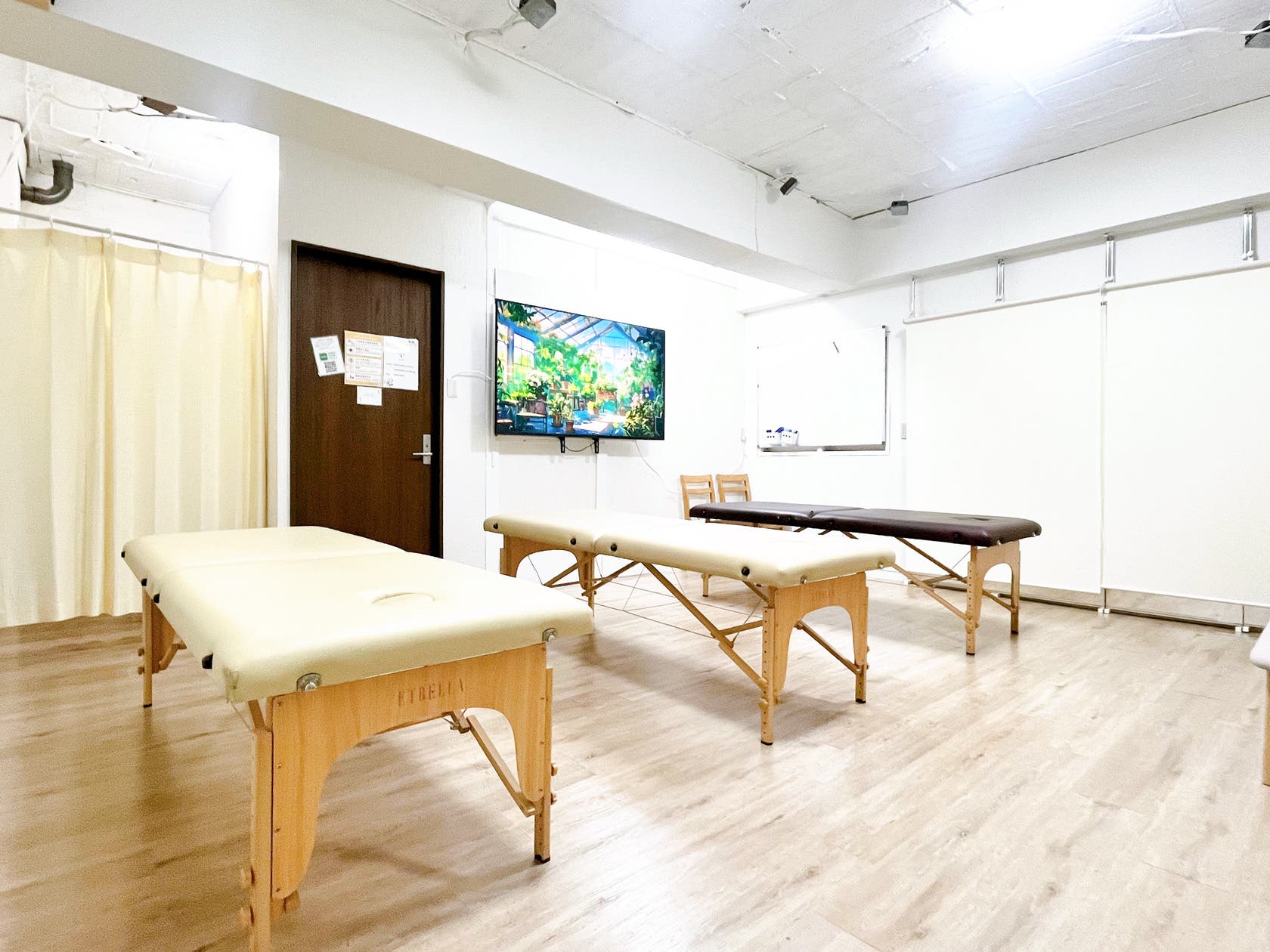 65型モニター⭐️エステベット3台設置⭐️壁一面ミラー&ヨガマット有⭐️スタジオやセミナーなどに最適なフリースペース⭐️の写真19
