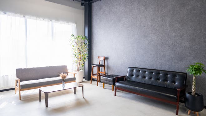 【無料駐車場付きペット可撮影スタジオ】大きな窓/自然光/モルタル調ホリゾント壁/家族写真・MV撮影・ポートレート・撮影会の写真1