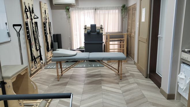 【中目黒マシンピラティス】タワー・チェア・バレル完備/目黒川沿いの落ち着いた広々ピラティス空間 当日予約10%割引の写真3