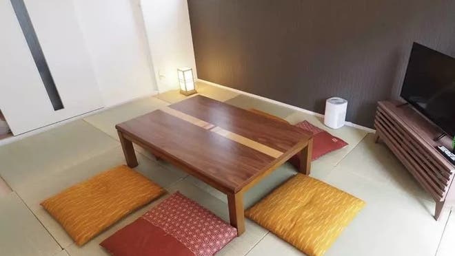 あったかこたつでほっこり🍵24hゴミ捨て可!ボドゲ20種以上・座布団完備のモダン和室~レンスぺACE難波2号店の写真3