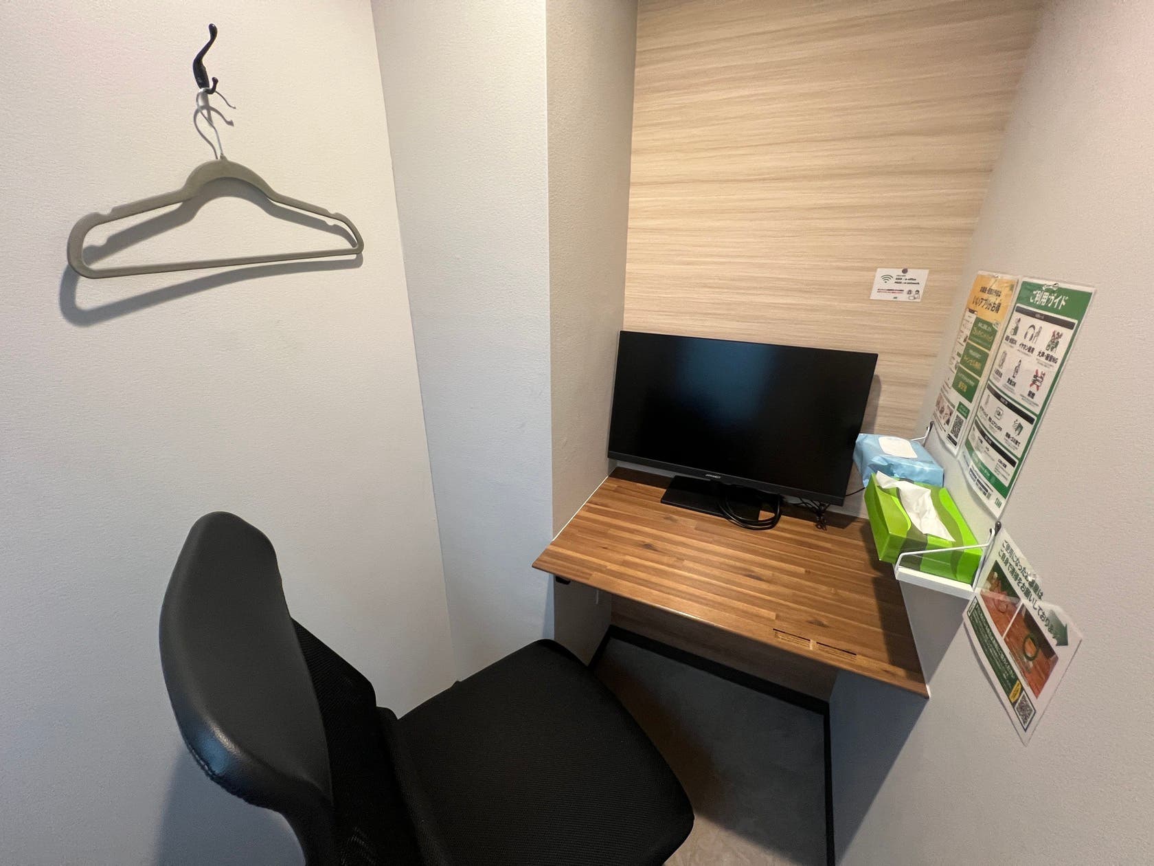 【1名用完全個室／1時間500円】赤坂見附駅から徒歩20秒！＜ブース8＞の写真1