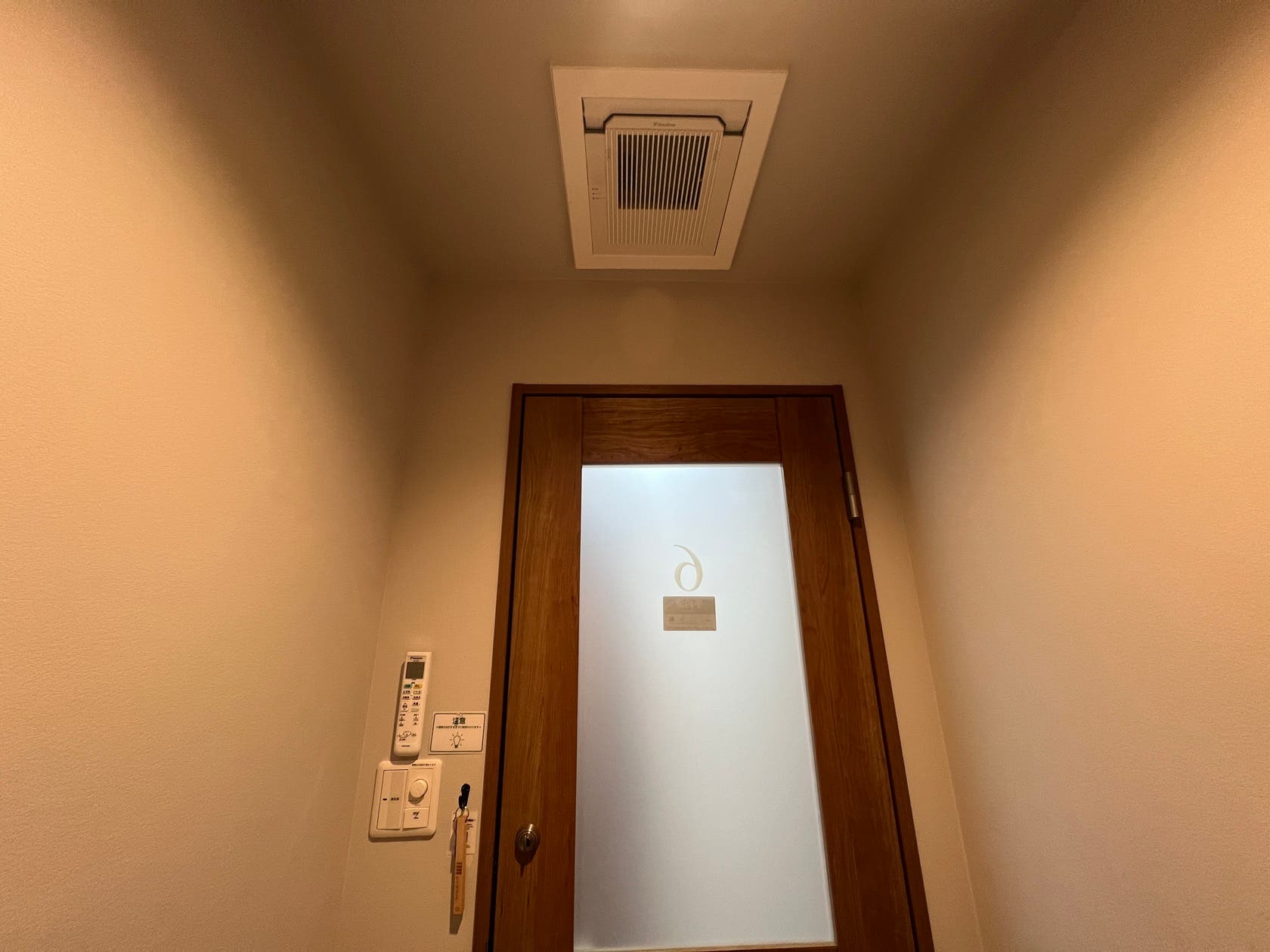 【1名用完全個室／1時間500円】赤坂見附駅から徒歩20秒！＜ブース6＞の写真5