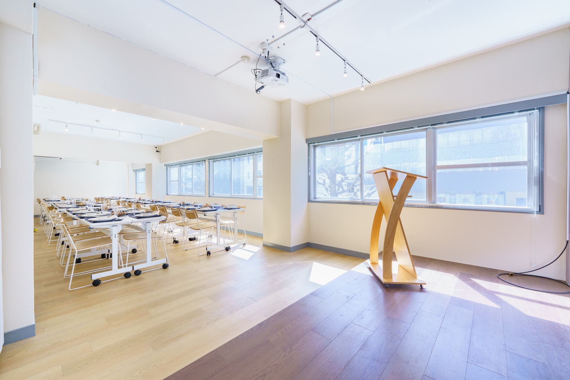 御茶ノ水駅7分✨席数76⭕️控室/飲食可/100㌅画面/ゴミ処理/会議/懇親会/歓送迎会/セミナーの写真6