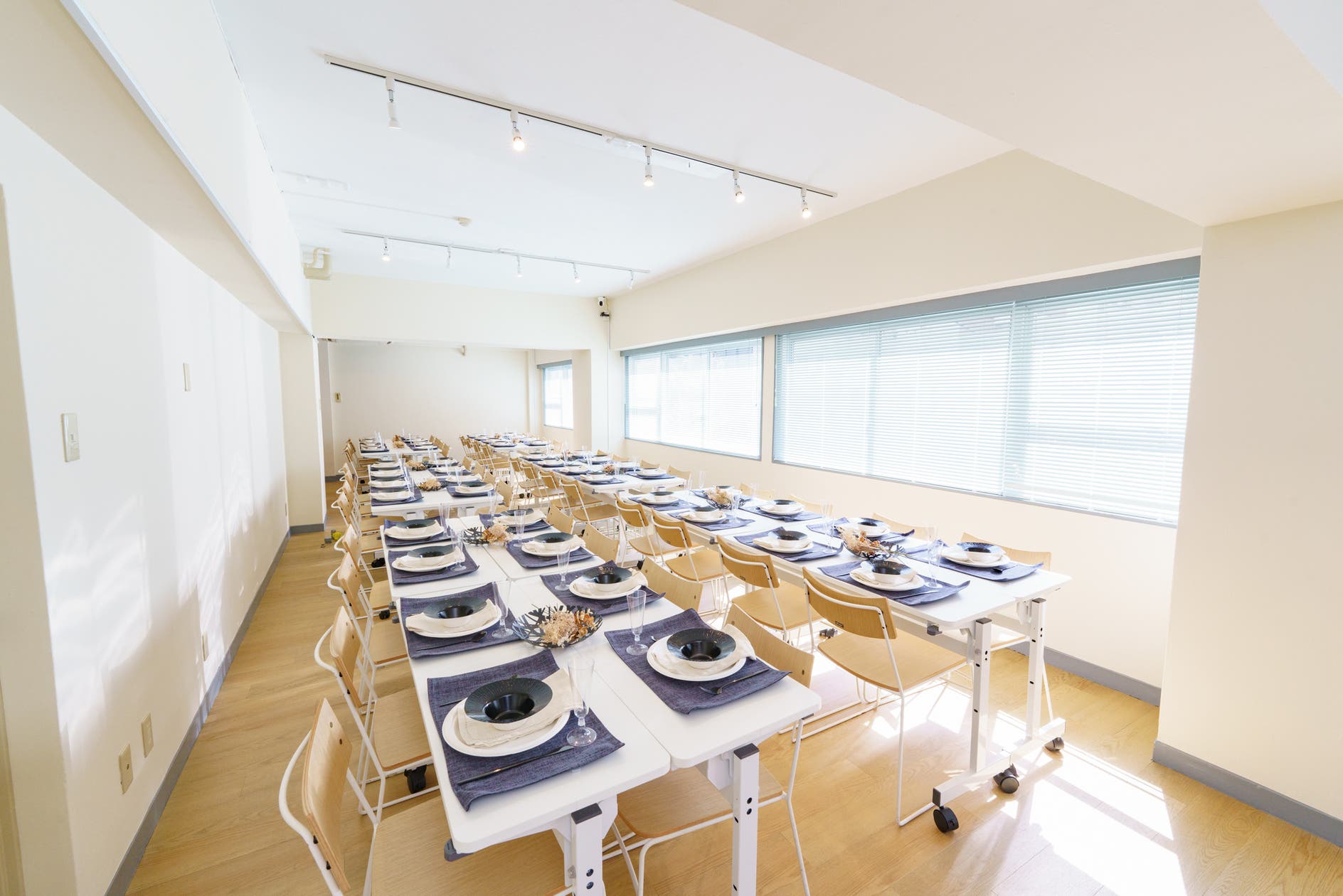 御茶ノ水駅7分✨席数76⭕️控室/飲食可/100㌅画面/ゴミ処理/会議/懇親会/歓送迎会/セミナーの写真16