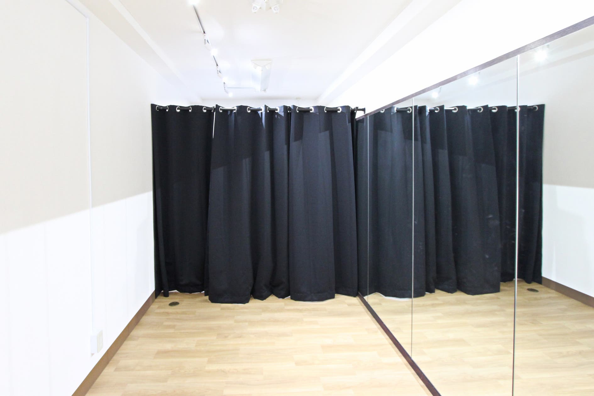 【リニューアル割引✨】王子駅1分ダンススタジオ｜幅9mの大型鏡＆49㎡の広々空間でのびのびダンス｜バレエバー、モニター無料貸出の写真8