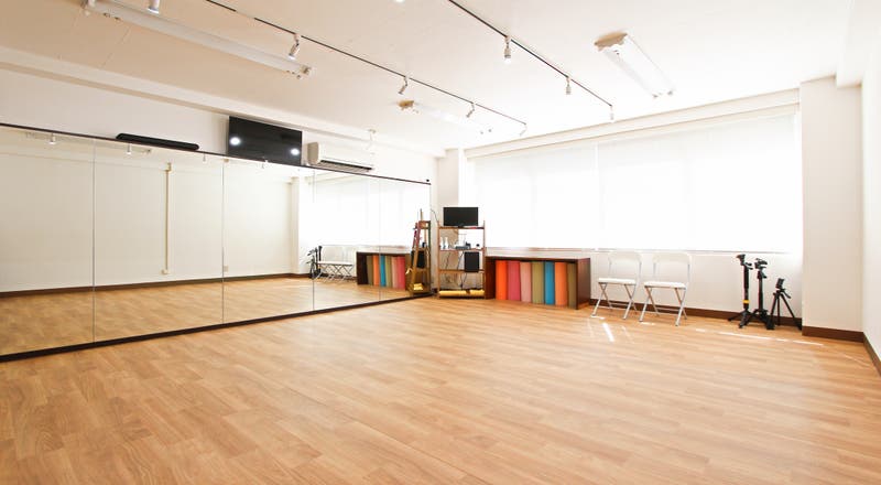 王子駅1分ダンススタジオ｜幅9mの大型鏡｜バレエバー、バレエシート無料貸出｜エレベーターございませんが最上階 で日当たり良好です