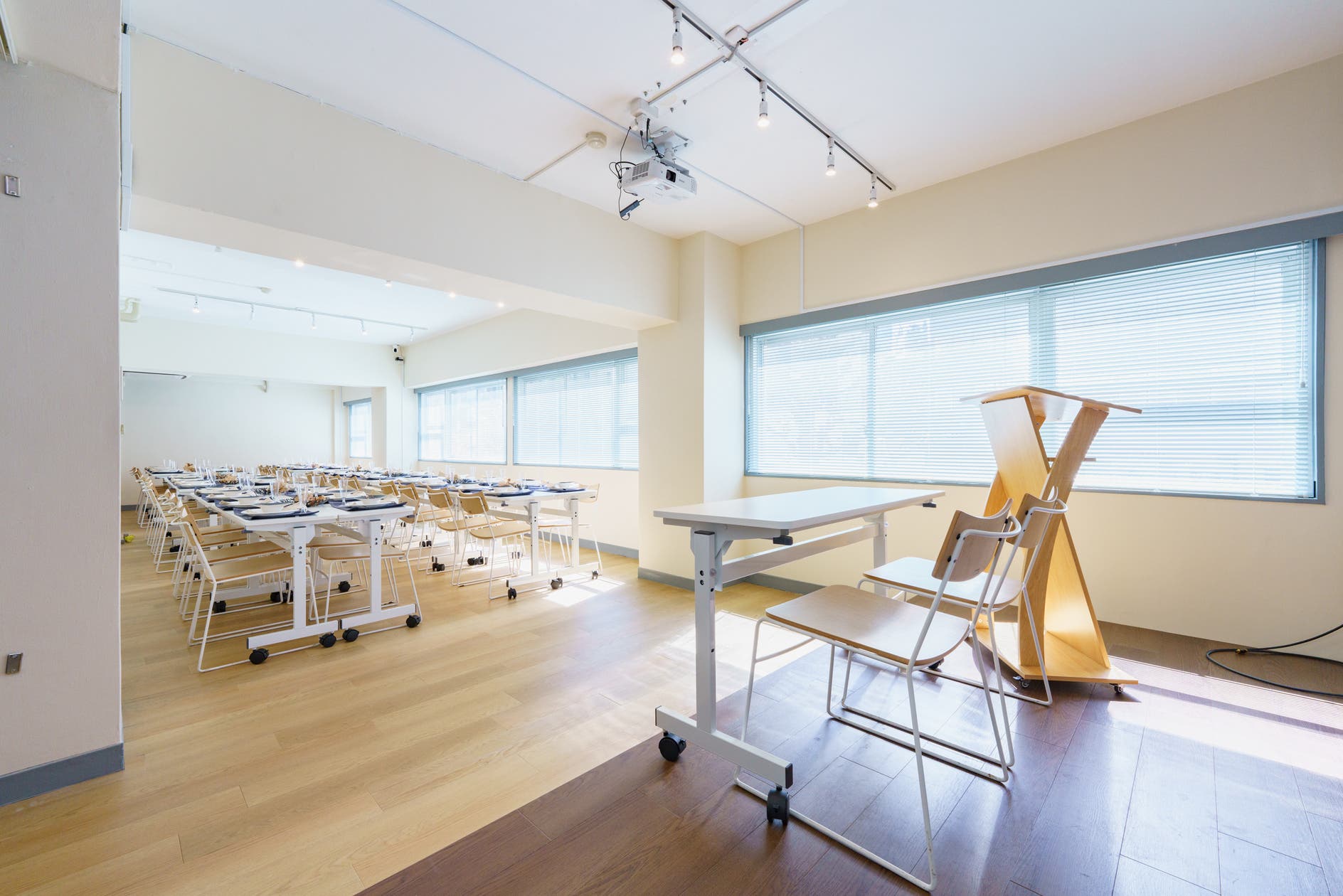 御茶ノ水駅7分✨席数76⭕️控室/飲食可/100㌅画面/ゴミ処理/会議/懇親会/歓送迎会/セミナーの写真17