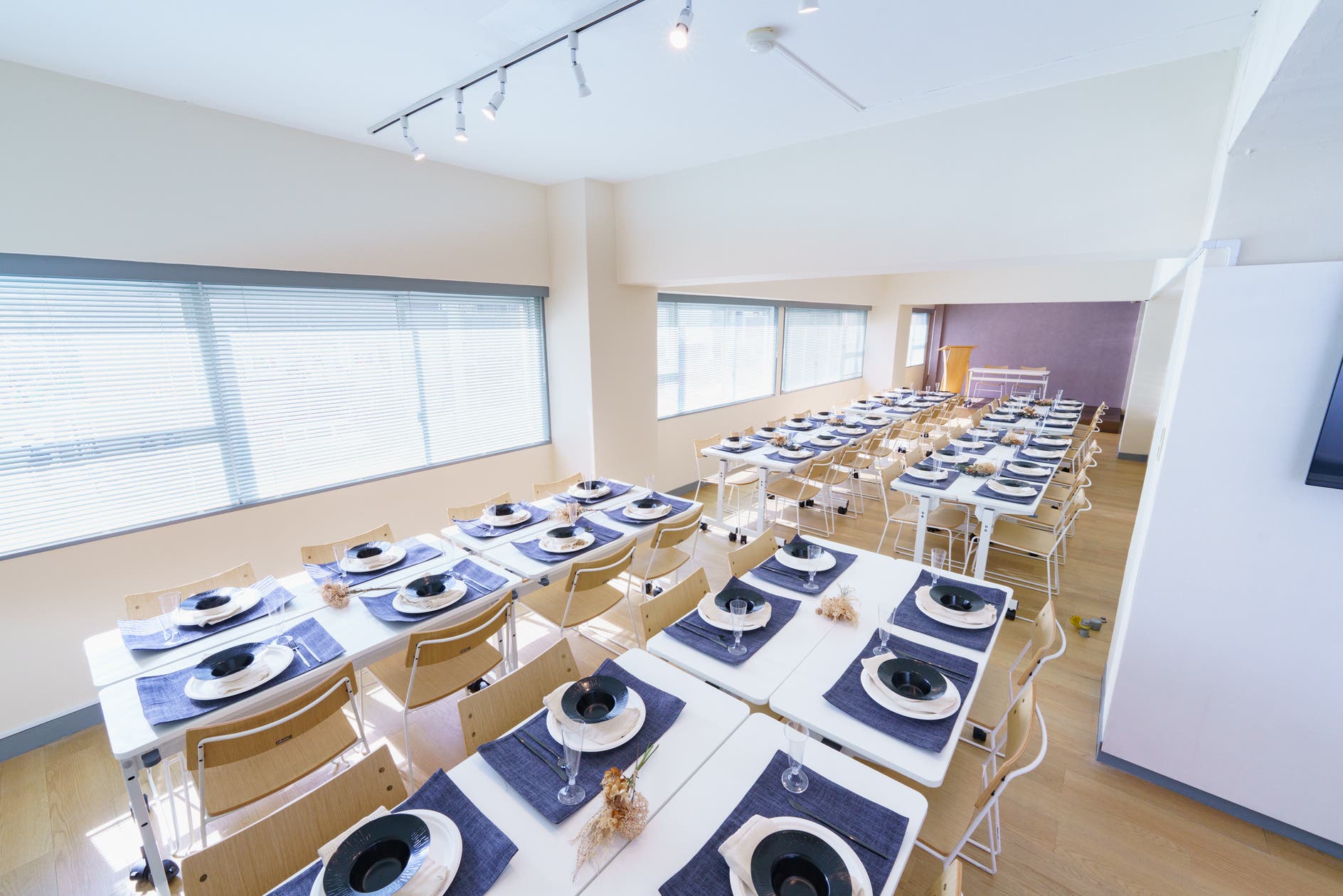 御茶ノ水駅7分✨席数76⭕️控室/飲食可/100㌅画面/ゴミ処理/会議/懇親会/歓送迎会/セミナーの写真5