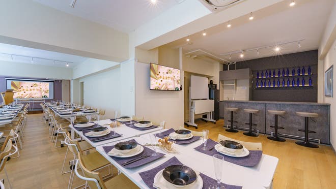 御茶ノ水駅7分✨席数76⭕️控室/飲食可/100㌅画面/ゴミ処理/会議/懇親会/歓送迎会/セミナーの写真3