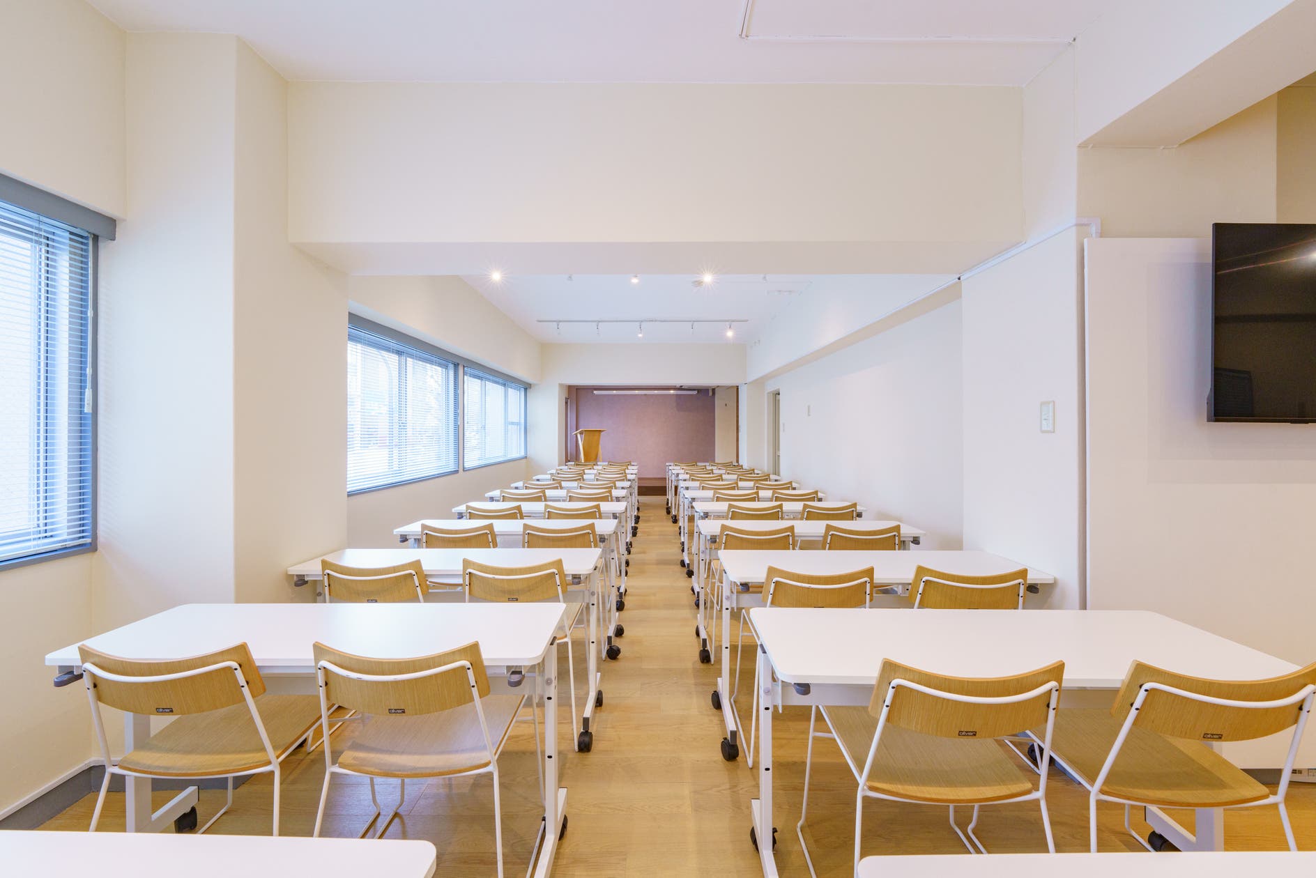 御茶ノ水駅7分✨席数76⭕️控室/飲食可/100㌅画面/ゴミ処理/会議/懇親会/歓送迎会/セミナーの写真11