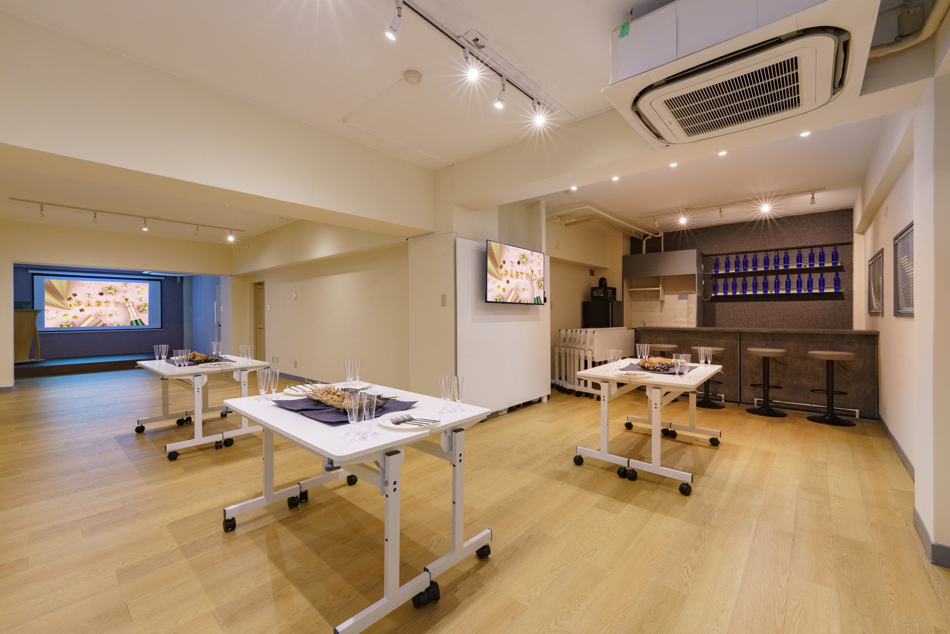 御茶ノ水駅7分✨席数76⭕️控室/飲食可/100㌅画面/ゴミ処理/会議/懇親会/歓送迎会/セミナーの写真4