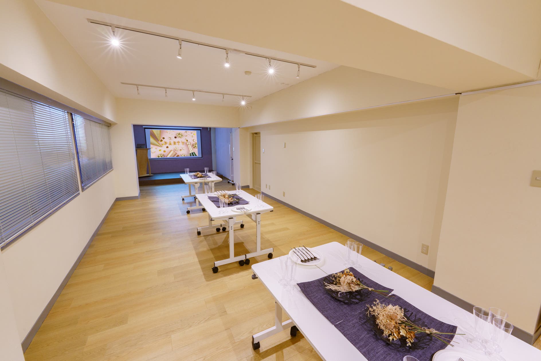 御茶ノ水駅7分✨席数76⭕️控室/飲食可/100㌅画面/ゴミ処理/会議/懇親会/歓送迎会/セミナーの写真9