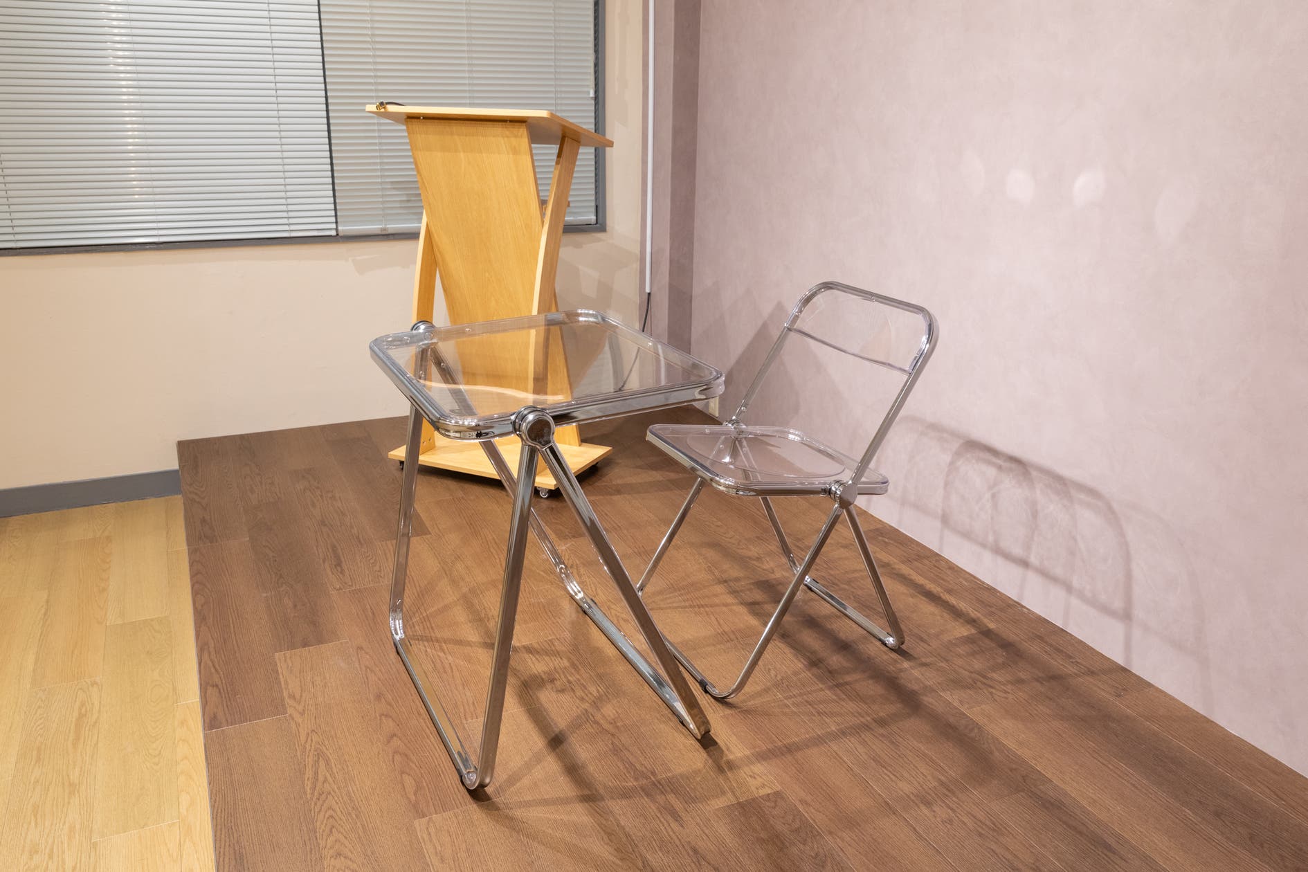 講師用のクリア椅子テーブル（1人掛け1セット）の画像1