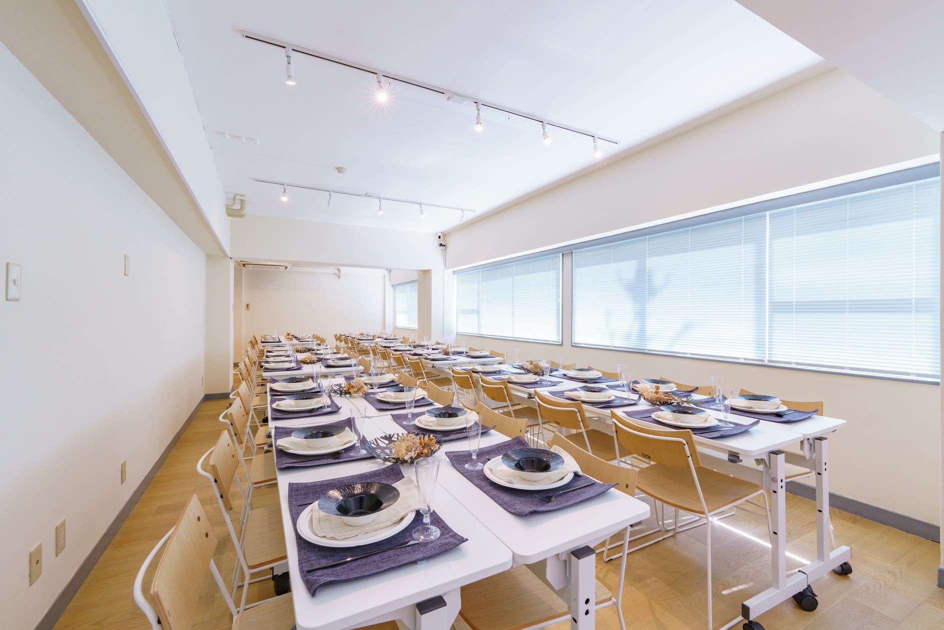 御茶ノ水駅7分✨席数76⭕️控室/飲食可/100㌅画面/ゴミ処理/会議/懇親会/歓送迎会/セミナーの写真14