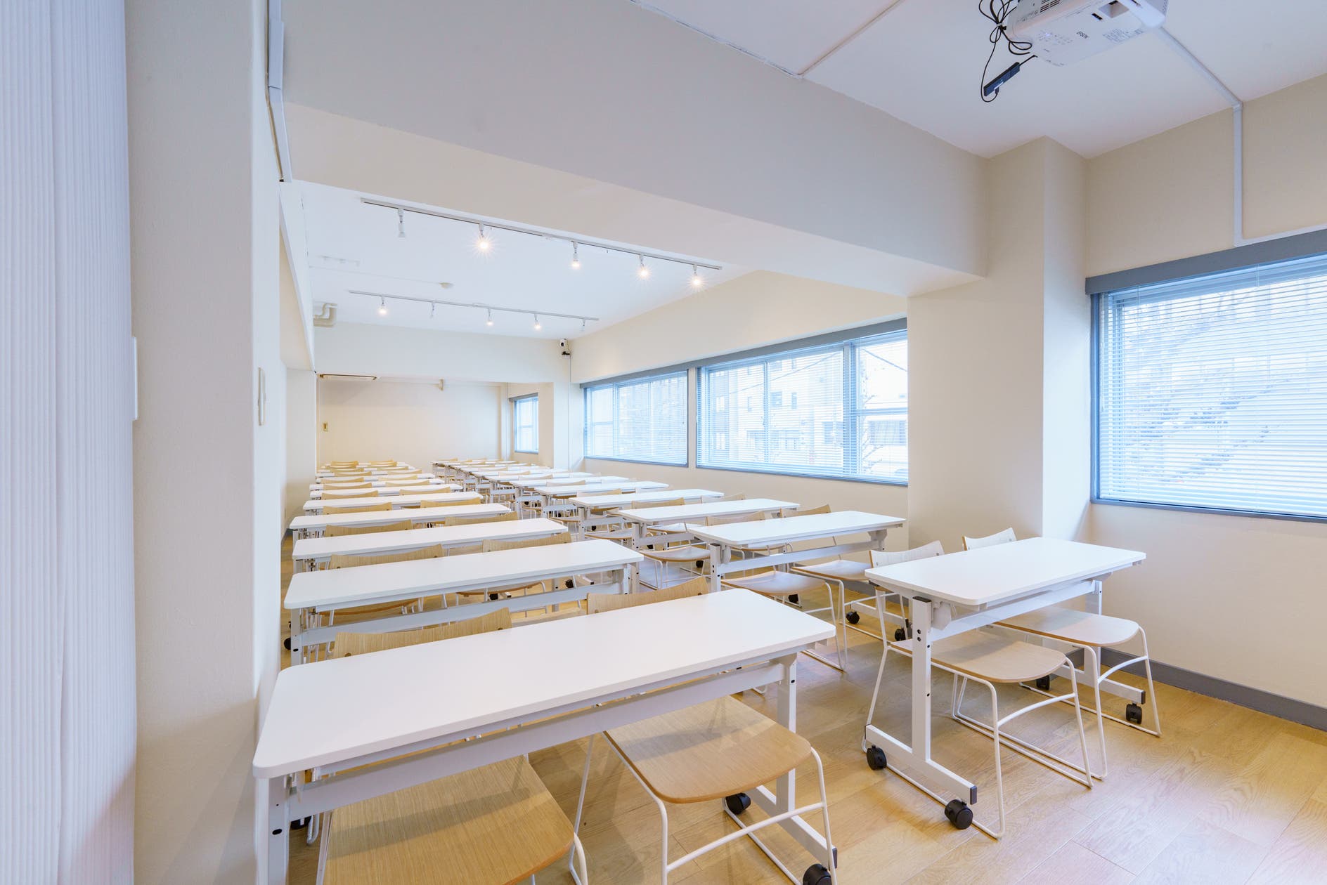 御茶ノ水駅7分✨席数76⭕️控室/飲食可/100㌅画面/ゴミ処理/会議/懇親会/歓送迎会/セミナーの写真28