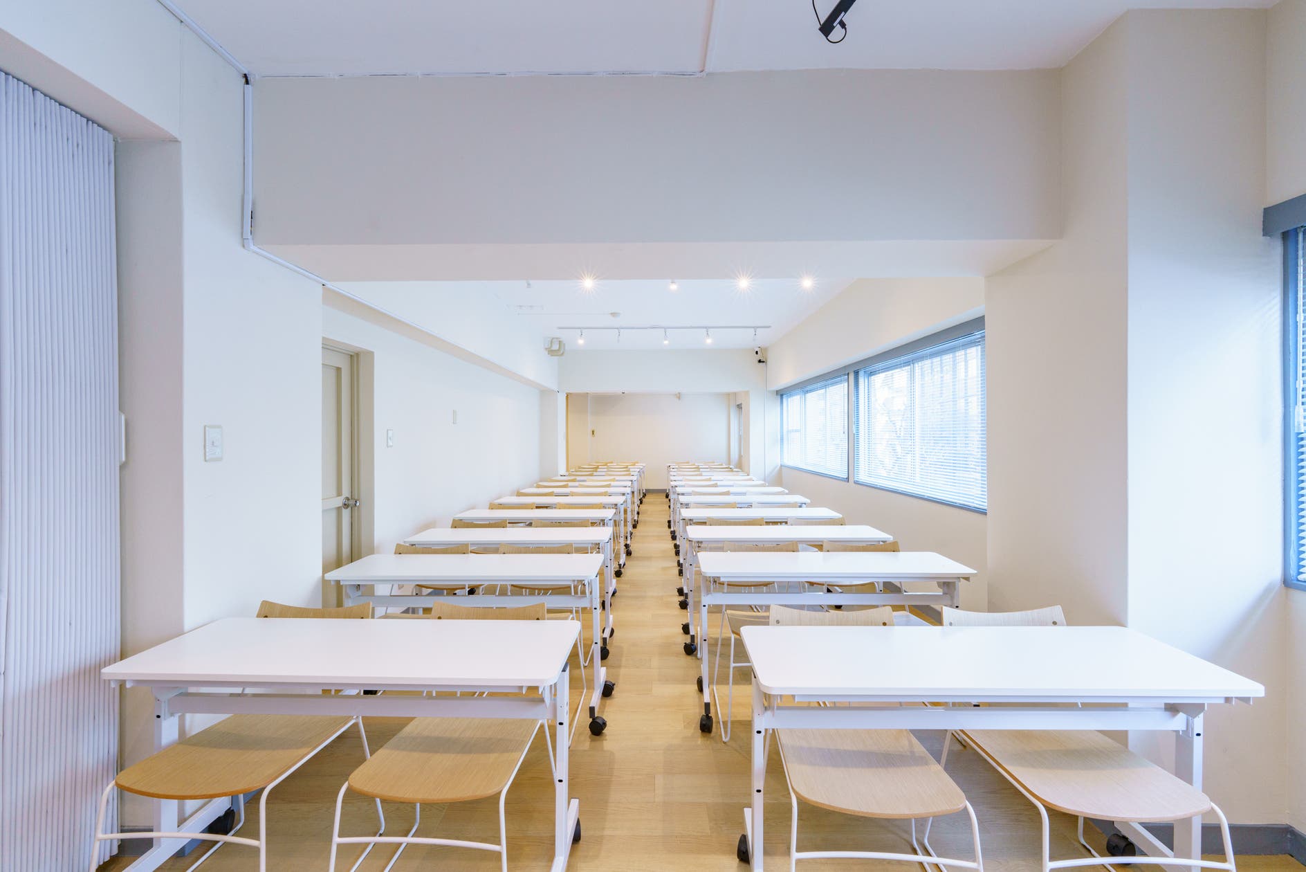 御茶ノ水駅7分✨席数76⭕️控室/飲食可/100㌅画面/ゴミ処理/会議/懇親会/歓送迎会/セミナーの写真29