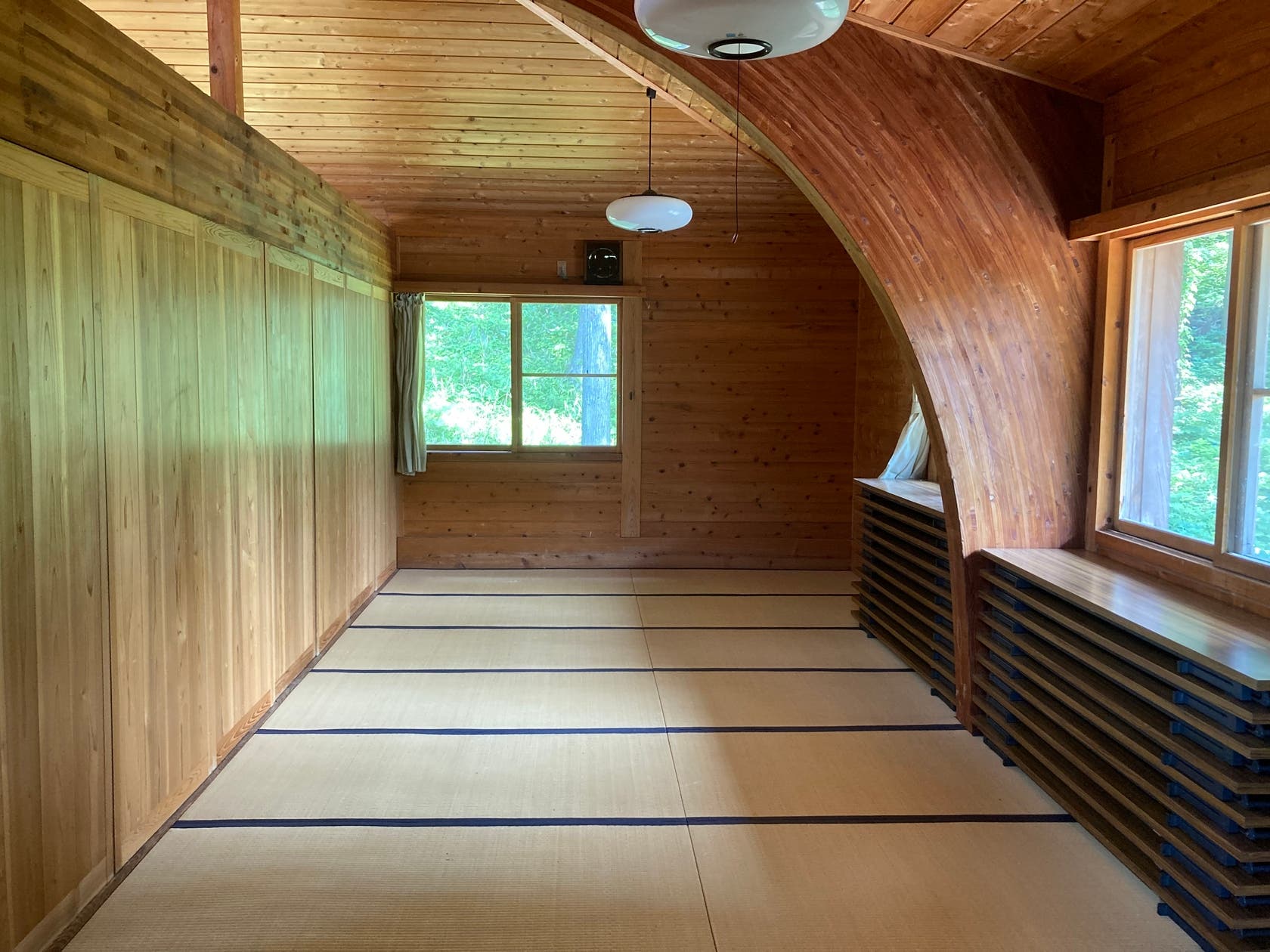 金沢市街から車で15分、深い森の中の多目的スペースの写真5