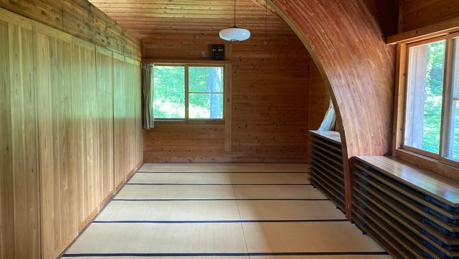 金沢市街から車で15分、深い森の中の多目的スペースの写真5