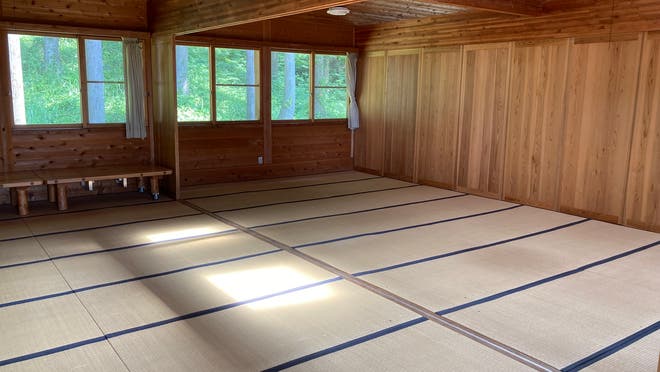 金沢市街から車で15分、深い森の中の多目的スペースの写真4