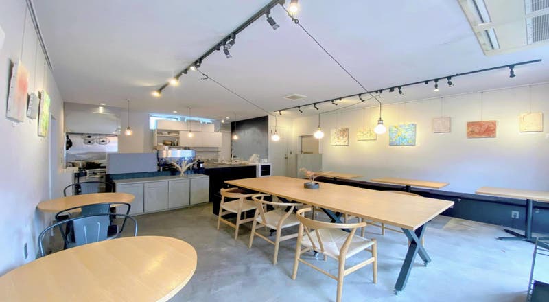 三軒茶屋の白を基調としたおしゃれなカフェを貸し切りで