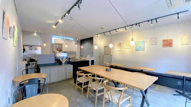 三軒茶屋の白を基調としたおしゃれなカフェを貸し切りでの写真1