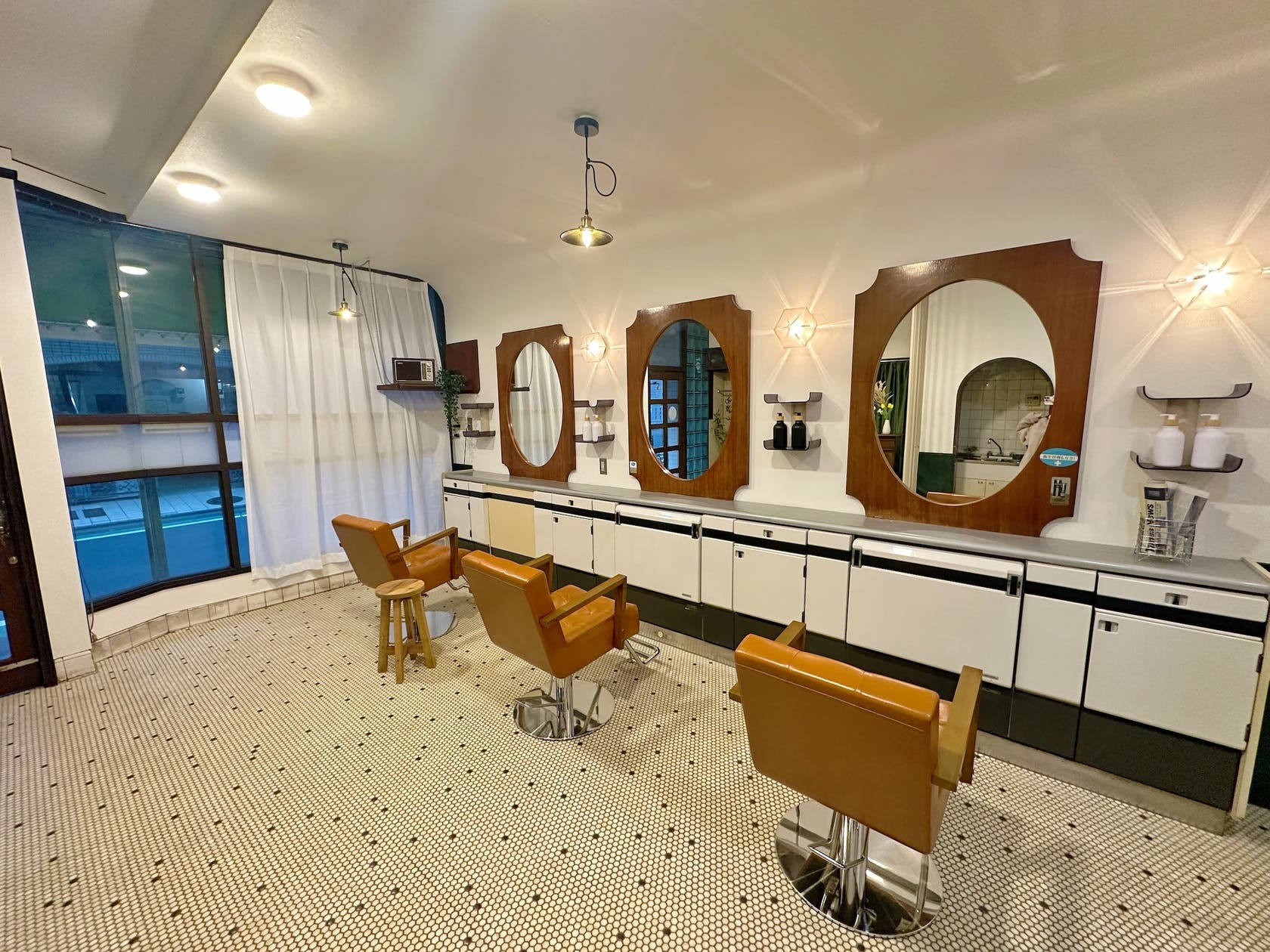 【目黒/西小山/レトロ×アンティーク美容室スタジオ】床屋モチーフ/背景スタンド/照明機材/ゴミ捨ておまかせの写真4