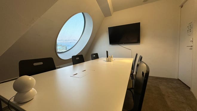 【松戸 by 松戸shareBASE】モニター付き完全個室の6名用会議室の写真2