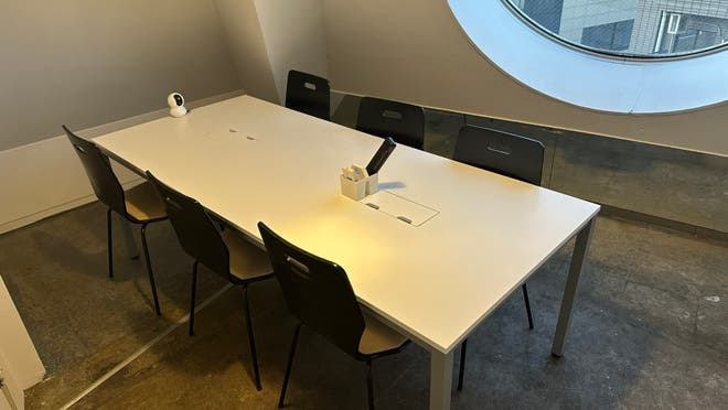 【松戸 by 松戸shareBASE】モニター付き完全個室の6名用会議室の写真3