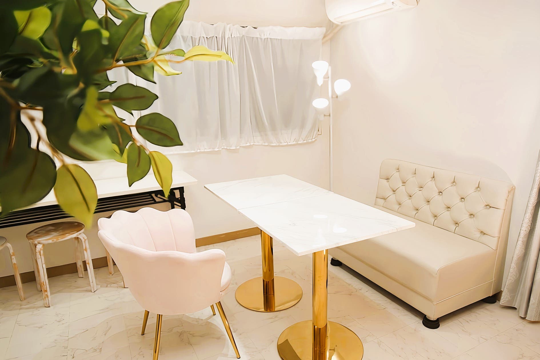 【赤羽駅5分】加湿器導入/電動昇降ベッド有孔/完全個室✨/とにかく広い！😊/待合室＋施術室完備！/Rainbowの写真2