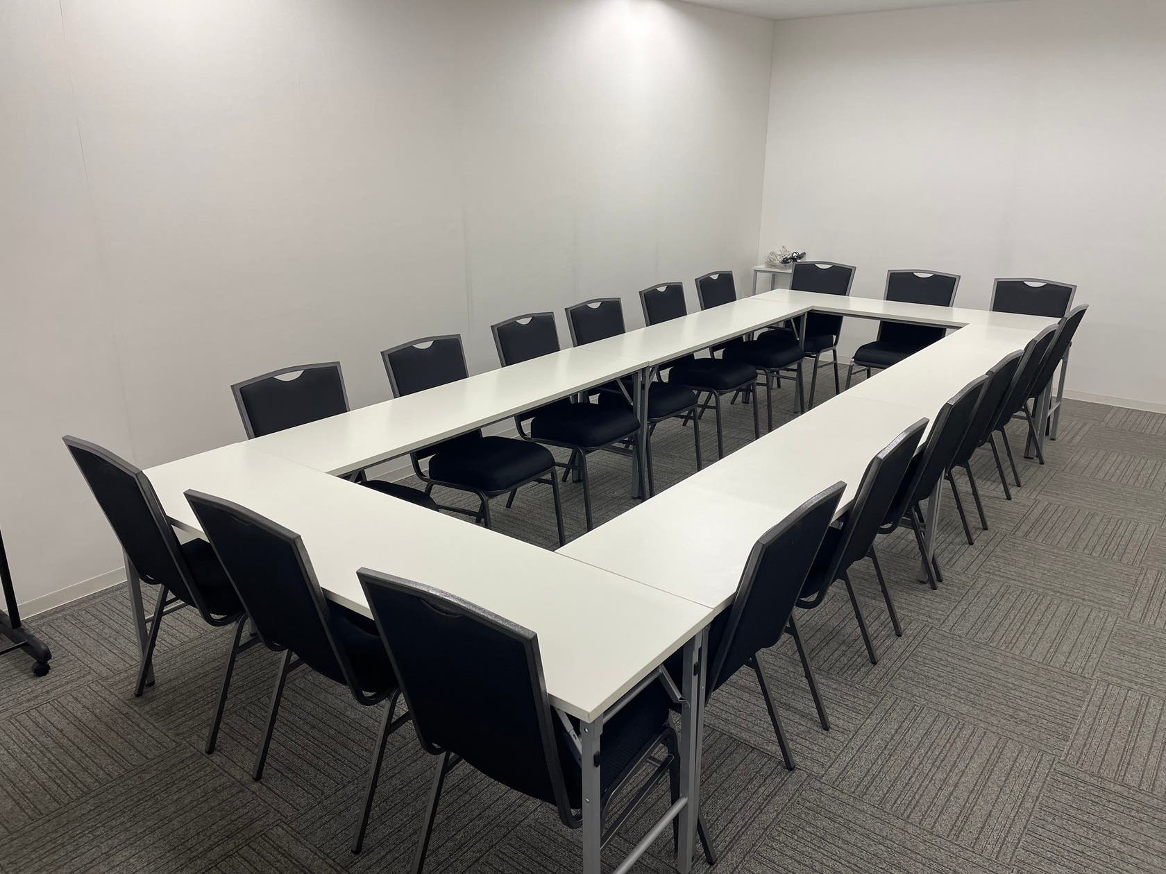 【TKP神田ビジネスセンター】ミーティングルーム802の写真1